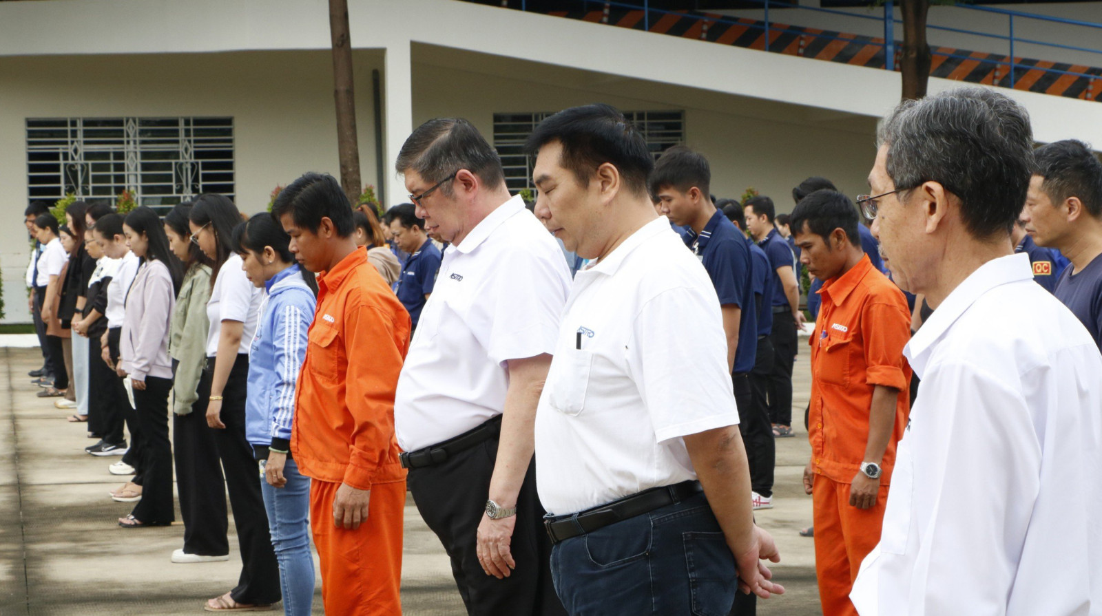 Hơn 600 công nhân Công ty TNHH Astro Engineering Việt Nam mặc niệm, tưởng nhớ Tổng Bí thư Nguyễn ...